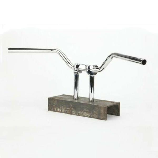 【適合】ケーブルスロットル車【商品説明】純正ライザー幅ギリギリまでナローに詰めたセンター幅、角度をつけた立ち上がりが特徴のクールな雰囲気をもつハンドルです。何よりも握ったときの手首の自然な向きとそこから生まれる操作性の良さを感じます。ライザ...