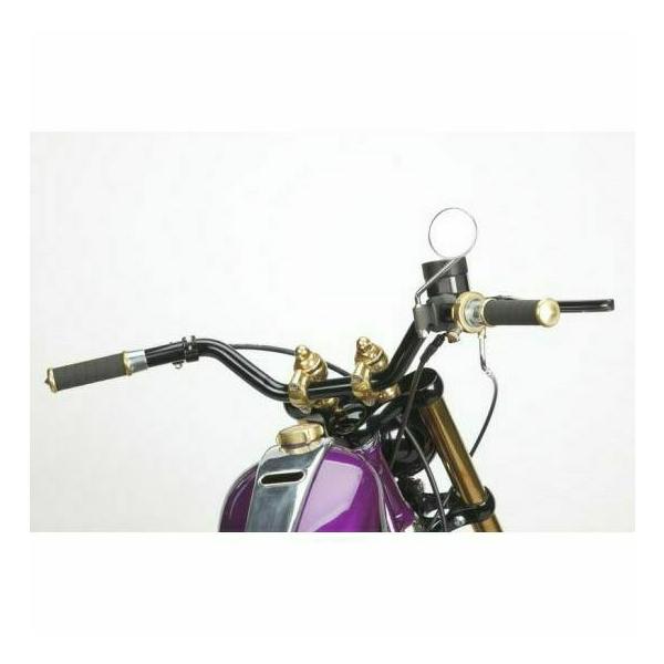 【適合】ケーブルスロットル車【商品説明】純正ライザー幅ギリギリまでナローに詰めたセンター幅、角度をつけた立ち上がりが特徴のクールな雰囲気をもつハンドルです。何よりも握ったときの手首の自然な向きとそこから生まれる操作性の良さを感じます。ライザ...