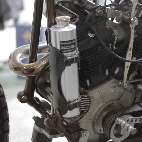 【商品説明】タンク容量の小さい車両に最適なタンクです。国内最大容量1.2Lです。バイクフレーム、ダウンチューブなどに取り付けることができます。※セルフスタンドなどで自分で給油する事は禁止されています。スタンドで給油してもらって下さい。【サイ...