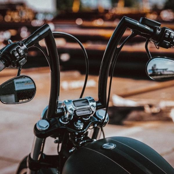 【適合】ソフテイル、ダイナ、スポーツスター※クランプ径1.25インチのライザー用※RH1250S、RH975/S、RA1250/S不可【商品説明】ソフテイル、ダイナ、スポーツスター用 1.5インチ径のハンドルバーです。・特長●1.5インチ径...