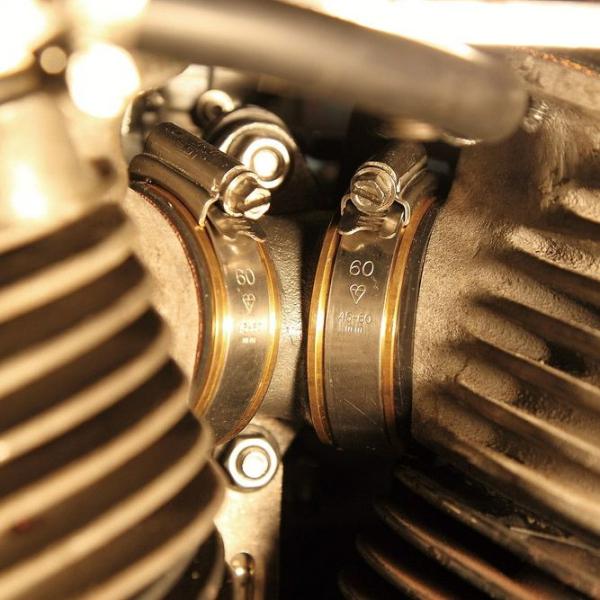 【適合】ハーレー ショベル、パン、ナックルショベル純正ケイヒンバタフライ、ベンディックス、S＆S、リンカート等のインテークマニホールド用【商品説明】ハーレー ショベル、パン、ナックル インテークマニホールド用シールです。●ショベル以前のマニ...