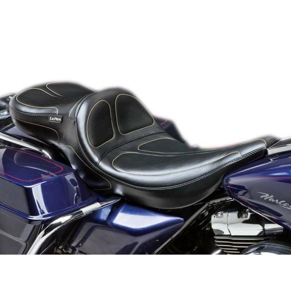 【適合】1997〜2001 FLHT、FLTR【商品説明】通常のマーベリックより2インチ、座面が後方になる設計のシートです。足回りが窮屈だった方に。【サイズ】ライダー側シート幅：381mmパッセンジャー側シート幅：349mm【カラー】ブラッ...
