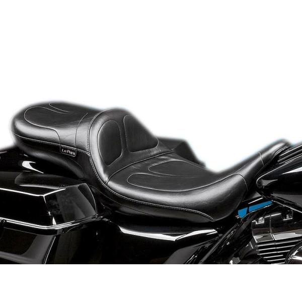 【適合】1997〜2001 FLHR【商品説明】通常のマーベリックより2インチ、座面が後方になる設計のシートです。足回りが窮屈だった方に。【サイズ】ライダー側シート幅：381mmパッセンジャー側シート幅：349mm【カラー】ブラック【素材】...