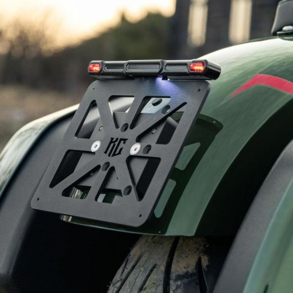 【適合】2020以降 FXLRS、FXLRST、FXRST【商品説明】ナンバープレートブラケットを、M8ローライダーS/STのリアフェンダーに装着するためのアダプターです。＜特長＞●キラーカスタムの別売ライセンスプレートブラケット（LPH-...