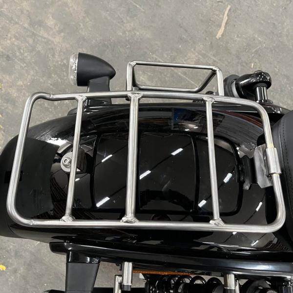 【適合】2022以降 RH975、RH975S【商品説明】ハーレー ナイトスターの荷物積載量を大幅にアップする、リアキャリアです。・特長●ハーレー ナイトスター専用設計。ボルトオンで取付け出来ます●スペイン・PODEROSA（ポデローザ）製...