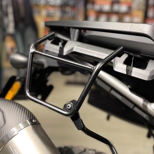 【適合】2021以降 RA1250、RA1250S/ST【商品説明】ハーレー パンアメリカ用 サドルバッグサポート左右セットです。・特長●パンアメリカ専用設計。ボルトオンで装着出来ます●スペイン・PODEROSA（ポデローザ）製のクイックリ...
