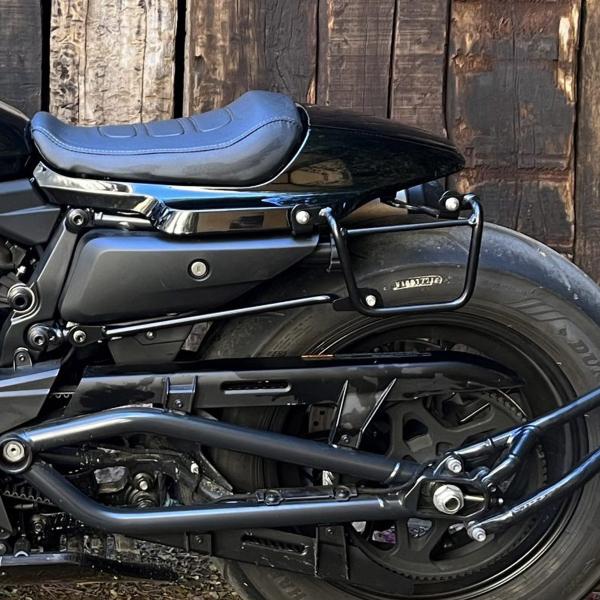 【適合】2021以降 RH1250S【商品説明】スポーツスターS用 左用サドルバッグサポートです。・特長●スポーツスターS専用設計。ボルトオンで装着出来ます●スペイン・PODEROSA（ポデローザ）製のクイックリリー式サドルバッグ（別売）対...