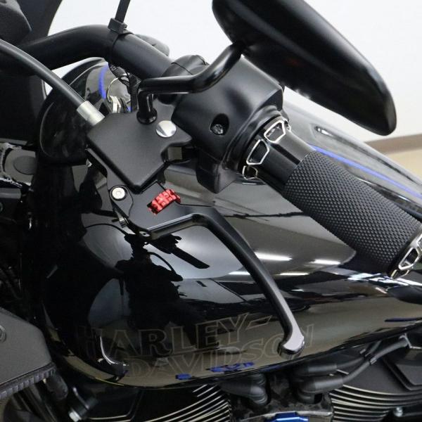 【適合】2018〜2024 ソフテイル【商品説明】M8 ソフテイル用 アジャスタブルレバーセットです。●軽量かつ高強度の6061アルミ二ウム合金製。精度の高い加工で仕上げられています●アジャスター付で約48段階、最大40mmの調整が可能。好...