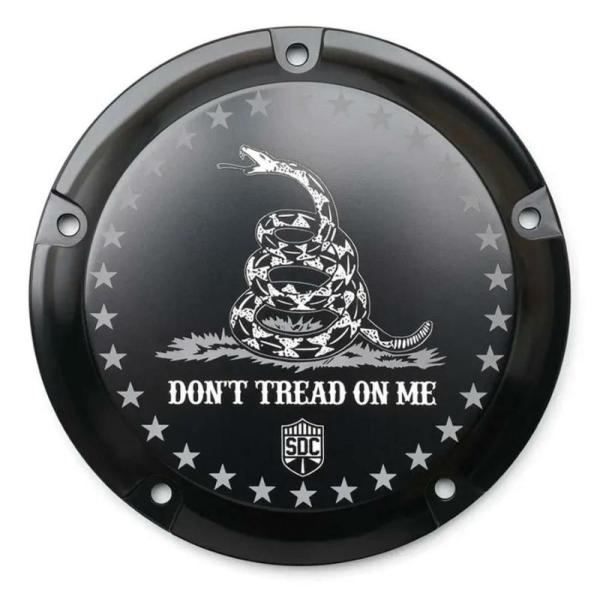 【適合】2019以降 ソフテイル2018 FLSB【商品説明】M8ソフテイルのナロープライマリーカバー用ダービーカバーです。●San Diego Customs（サンディエゴカスタムズ）が新しくデザインしたダービーカバーです。ヘビがどくろを...