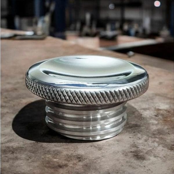 【適合】1981以降 スポーツスター、ダイナ、ソフテイル、ツーリング※ガスキャップが露出していない車両等は不可※2020以降 スポーツスターは不可【商品説明】ビレットアルミニウム製のフュエルキャップ。●ディッシュ型のロープロファイルガスキャ...