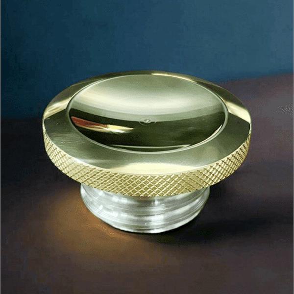 【適合】1981以降 スポーツスター、ダイナ、ソフテイル、ツーリング※ガスキャップが露出していない車両等は不可※2020以降 スポーツスターは不可【商品説明】ビレットアルミニウム製のフュエルキャップ。トップ部分は真鍮製になっています。●ディ...