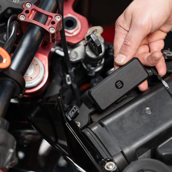 【商品説明】配線不要のバッテリー駆動盗難対策GPSスマートトラッカー。盗難が発生した際に、盗難の発生と車体位置情報を知らせてくれますので、警察への通報や追跡、早期発見に役立ちます。特長・大幅に小型軽量化・デバイスを設置し、キーフォブとペアリ...