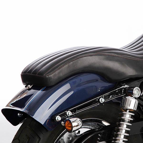 【適合】2007〜2009 スポーツスター【商品説明】2007〜2009 スポーツスターにボルトオンで装着出来るFRP製ショートリアフェンダー。ノーマルフェンダーと同じ位置に穴開け加工済みなので、純正フェンダーに対応するシートが全て取り付け...