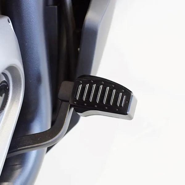 【適合】2022以降 RH975、RH975S【商品説明】ナイトスター/S用 ブレーキペダルカバーです。ノーマルのペダルに被せて取り付けることで、25mmワイドになり、ブレーキング時に踏みやすくなりコントロール性が高まります。アルミ二ウム製...