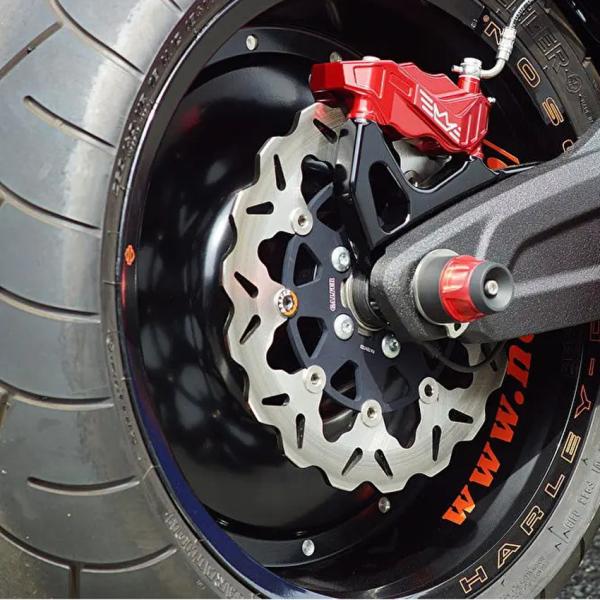 【適合】2019〜2020 FXDRS【商品説明】M8ソフテイル FXDR114用 リアアクスルカバーセットです。3ピース構成です。マウントおよびトップ部分はジュラコン製のフォークスライダータイプで、転倒時にはスイングアーム周りの保護効果も...