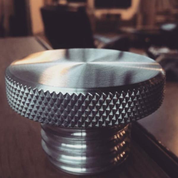 【適合】1996以降 スポーツスター、ダイナ、ソフテイル、ツーリング※ガスキャップが露出していない車両等は不可※2020以降 スポーツスターは不可【商品説明】金属の質感を活かしたビンテージ調カスタムパーツで定評のある、イギリスのMotone...