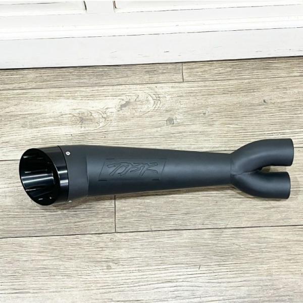 【適合】2018〜2024 ソフテイル【商品説明】Two Brothers Racing 2-1 Shorty Turnoutフルエキゾースト・マフラーのサイレンサーです。補修等にご利用ください。写真のような傷があります。【カラー】セラミッ...