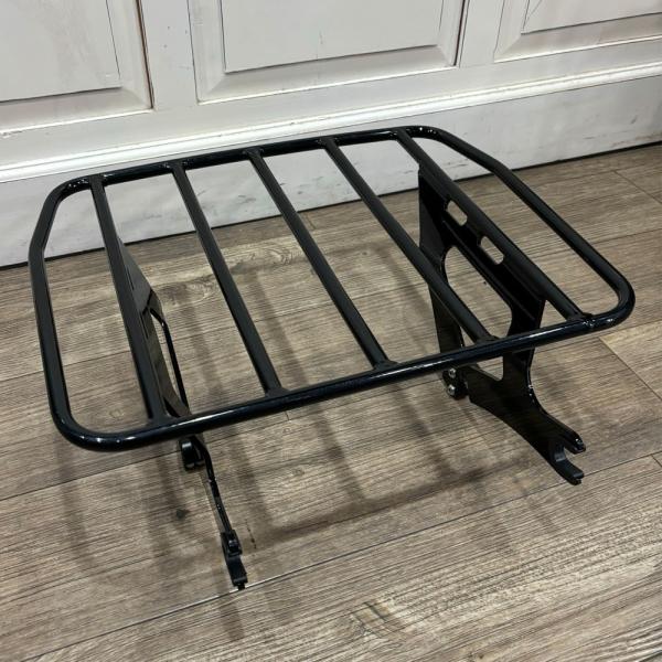 【商品説明】大型のデタッチャブルラゲッジラックです。コブラの通常のラゲッジラックよりも大型ですので、大きな荷物を積むのに便利です。このラックはフラットな形状で、リアエンドの跳ね上がりがありませんので、荷物を支える面をより広く使えます。取り付...