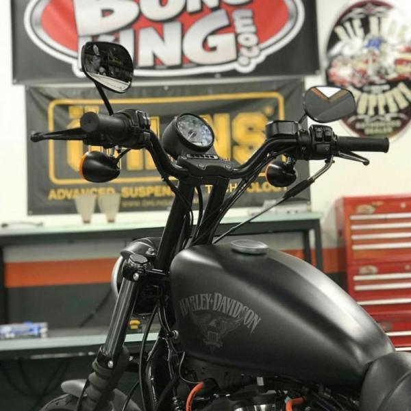 【適合】スポーツスター、ダイナ、FXRライザーボルトセンター間 3.5インチ（約8.9cm）、逆ハの字型ハンドルクランプ装着車用【商品説明】スポーツスター、ダイナ、FXR用 プルバックライザーです。＜特長＞●クランプボルトの配置が逆ハの字型...