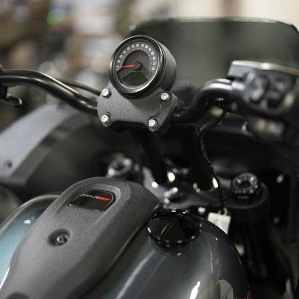 【適合】2025以降 FXLRS/ST【商品説明】2025以降 ローライダーS/ST用 プルバックライザーです。＜特長＞●ローライダーS/STのメータークランプ付トップクランプを装着できます●配線中通し用の穴が開いており、配線を隠すことでハ...