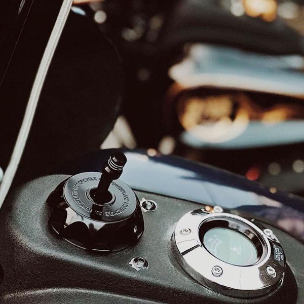 【適合】1996以降 スポーツスター、ダイナ、ソフテイル、ツーリング※ガスキャップが露出していない車両は不可※ガソリンタンク側にベントノズルが有る車両は不可【商品説明】P16シリーズのMXベントガスキャップ。モトクロスのようにベントホースが...