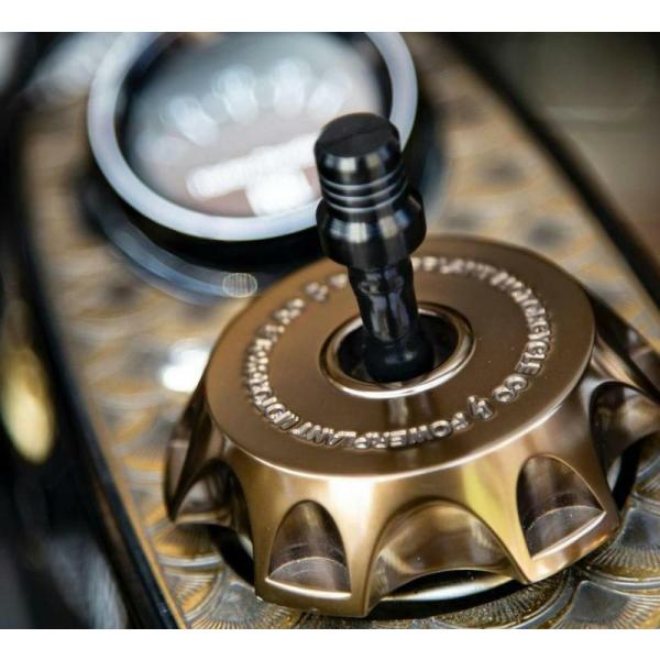 【適合】1996以降 スポーツスター、ダイナ、ソフテイル、ツーリング※ガスキャップが露出していない車両は不可※ガソリンタンク側にベントノズルが有る車両は不可【商品説明】パワープラントのP16シリーズ、ハーレ用MXベントガスキャップです。●モ...