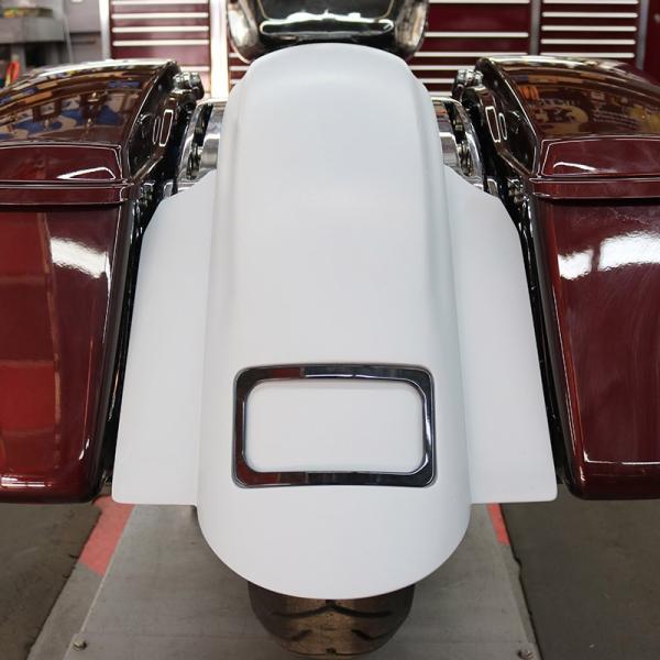 【適合】2024 FLHTK、FLTRK、FLHRXS2009〜2023 ツーリング【商品説明】スポーティーなショートリアフェンダーです。スポーツライディング用に、長さを切り詰めています。サイドのフィラーパネルがサドルバッグと車体の隙間を隠...