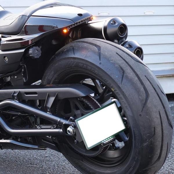 【適合】2021以降 RH1250S【商品説明】スポーツスターS用 サイドナンバーキットおよびリアウィンカー取付けブラケットのセットです。・特長●サイドナンバーは車検対応の横仕様ながら、ホイールぎりぎりまで寄せることが出来、ハーレーカスタム...