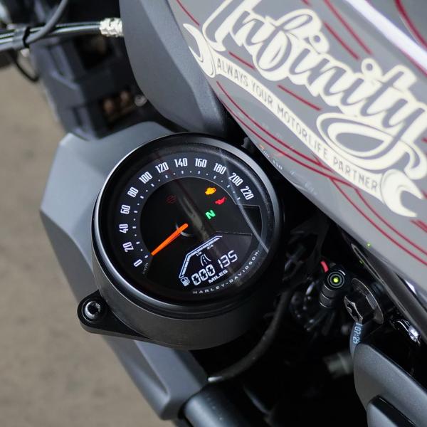 【適合】2022以降 ナイトスター/S RH975、RH975S【商品説明】ハーレー ナイトスター RH975用 メーター移設ブラケットです。ハーネス延長をする事なく、純正メーターをエンジン左側に移設できます。出来る限り車体ぎりぎりに寄せて...