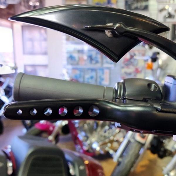 【適合】2015〜2024 ソフテイルケーブルクラッチ車用※FLSS、FLSTFBS不可【商品説明】2015以降 ソフテイル用 ハンドレバーセットです。先端に向けて細くなるシェイプにレバーの幅に合わせた6個の穴が並んだクールなルックスです。...