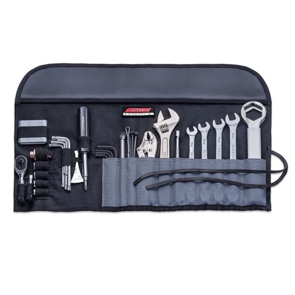 【適合】2021以降 パンアメリカ【商品説明】ハーレー パンアメリカ用 車載工具セットです。・特長●標準装備の簡易ツールよりも本格的で常備しておくと安心です●36mmリアアクスルナット用レンチ（12インチ・アルミエクステンション付）●32m...