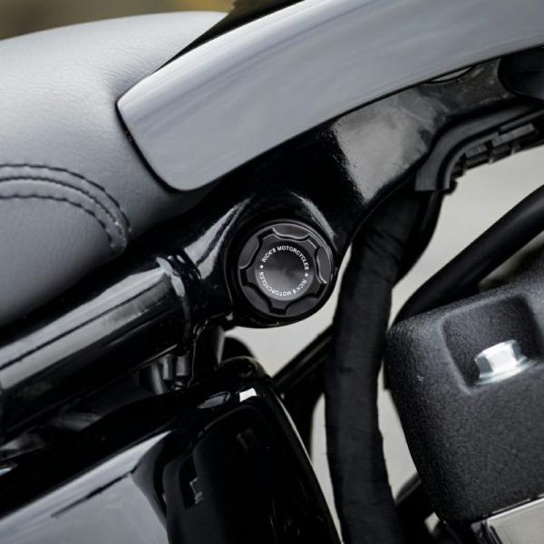 【適合】2018以降 ソフテイル【商品説明】M8ソフテイル用 リアショックアブソーバー ナットカバーです。＜特長＞●リアショックアブソーバーのアッパーボルトをカバーすることで、フレーム右サイドをドレスアップします●高品質アルミニウム製。CN...