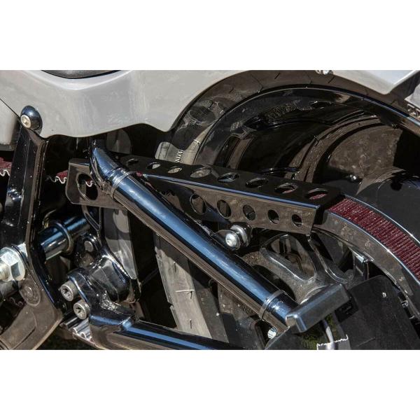 【適合】2018〜2024 ソフテイル※FXDRS不可【商品説明】ノーマルのベルトガードと交換するタイプの、カスタムベルトガードです。ノーマルの殺風景なベルトガードと交換するだけで、スィングアーム周りをドレスアップします。丸い穴がレーザーカ...