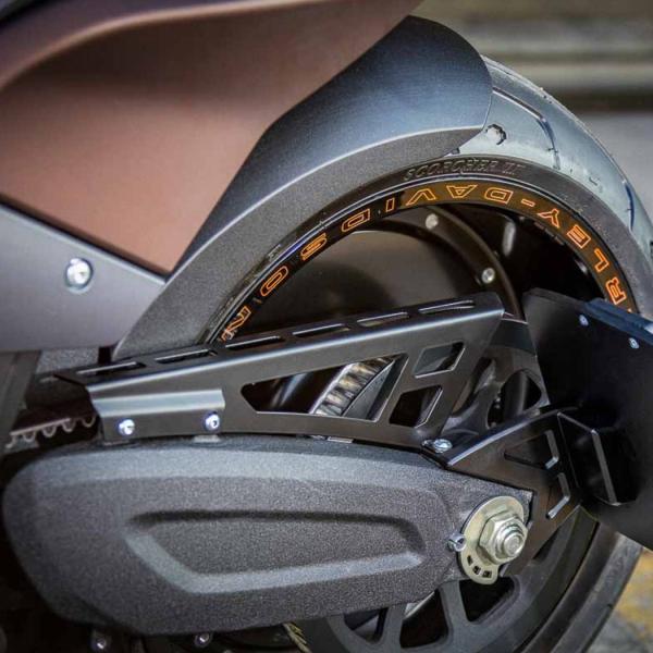 【適合】2019〜2020 FXDRS【商品説明】ノーマルのベルトガードと交換するだけで、スイングアーム周りをクールなルックスにカスタムします。上下2ピース構造。ノーマルの取り付け位置に装着出来ます。ステンレススチール製。マットブラック仕上...