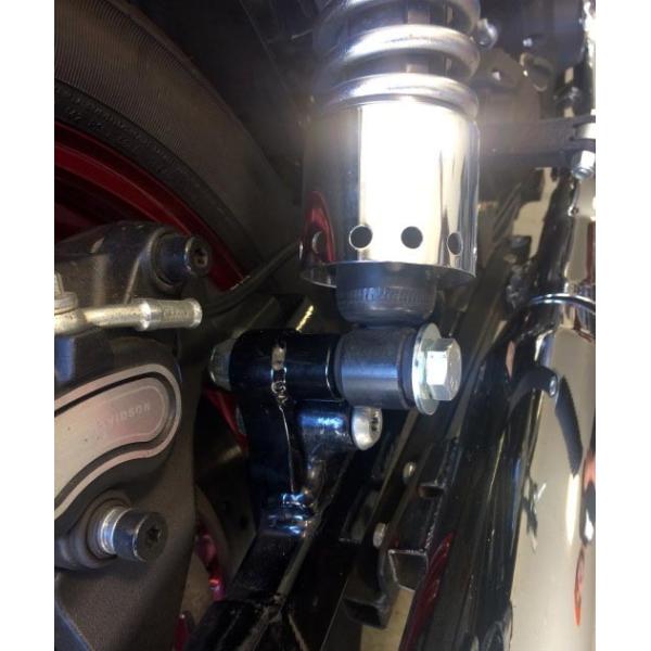 【適合】2000〜2005 ダイナ【商品説明】サスペンションを延長してハーレーの地上高を上げるためのキットです。スイングアームのショックアブソーバー取付け位置にブロックを取り付けることによって、ショックアブソーバーの取り付け位置を約1.12...