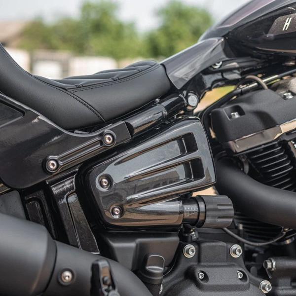 【適合】2018〜2024 FXBR/S、FXDRS、FLSB、FXFB/S、FLFB/S【商品説明】アグレッシブなルックスのサイドカバー。深く彫り込まれたスリットがよりレーシーな感じになります。ボルトオンで簡単に取り付け出来ます。丈夫で軽...