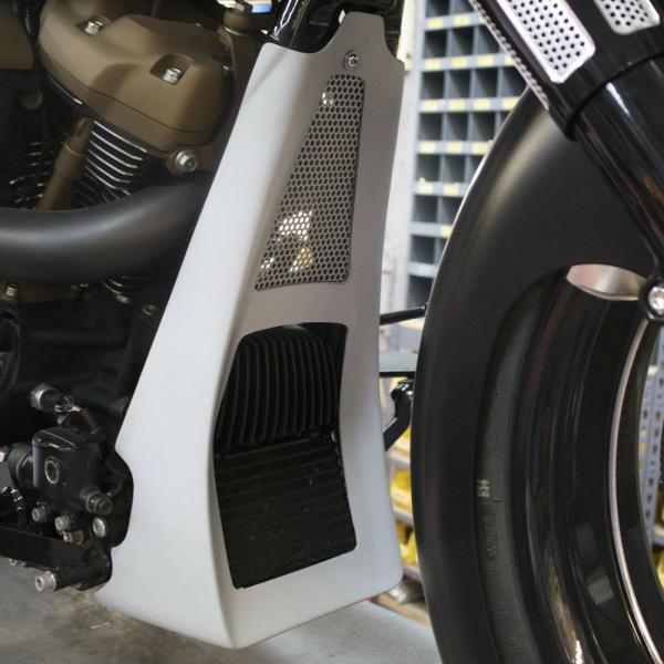 【適合】2024 FLHRXS2017〜2023 FLHX、FLHXS、FLTRX、FLTRXS、FLHR、FLHRC、FLHRXS【商品説明】ミルウォーキーエイト・ツーリングモデル用のチン・スクープです。このスクープを装着すればツーリング...