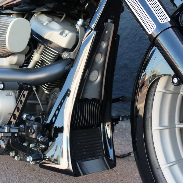 【適合】2024 FLHRXS2017〜2023 FLHX、FLHXS、FLTRX、FLTRXS、FLHR、FLHRC、FLHRXS2009〜2016 ツーリング【商品説明】前面のディンプルと、ステンレスメッシュのグリルが特徴のチンスポイラ...