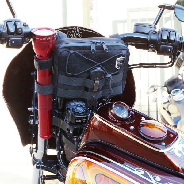 【商品説明】サンディエゴ・カスタムズのおしゃれなバーバッグ。シーシーバーやハンドルバーに固定するバッグです。背面にはベルト通しが縦横にスリットのように入っているので、色々な場所に固定が可能です。ちょっとした小物を入れるのに便利です。荷物の出...