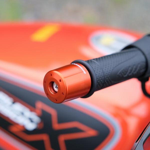 【適合】2024以降 X350、X500【商品説明】ハーレー X350、X500用 アルミバーエンドセットです。●エンド部分に並んだドット模様がメカニカルな雰囲気●高強度アルミニウム合金（A6061-T6）製。削り出し加工による精緻な仕上が...