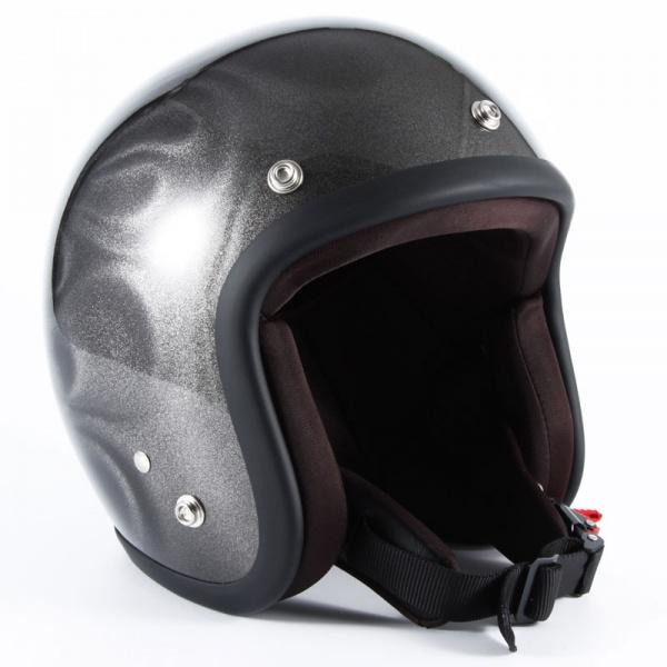 【商品説明】JG シリーズのジェットヘルメット。●磁性ペイントという特殊塗装により、サンドアートのような深みのある3Dフレイムスが施された画期的なシリーズ。●サンドブラストなどとは違い立体的に塗装するため、光の当たり具合によって色の変化を楽...