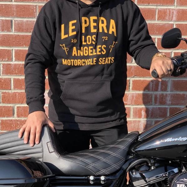 【商品説明】Le Peraのロゴ入りパーカー。ヘビーウェイト、プルオーバータイプ。ブラック地にイエローのLe Peraロゴが前側に入っています。サイズはアメリカサイズです。日本サイズの同サイズに比べてワンサイズ程度大きめです。【カラー】ブラ...