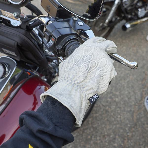 【商品説明】カウボーイグローブをベースにバイクライディング用にアレンジしたグローブです。・特長●伝統的なカウボーイの作業用ローパーグローブと同様、サッとはめることが出来るシンプルで使い勝手の良いデザイン●鹿革製。手にしっくりと馴染み、滑りに...