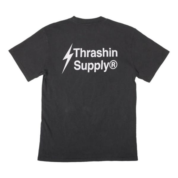 【商品説明】Thrashin Supply【スラッシンサプライ】の新作ヘビーウェイトプレミアムブランドロゴTシャツです。100%カードコットンを使用し、優れた耐久性と快適な着心地を実現。7.1オンスのヘビーウェイト生地にガーメントダイ（製品...