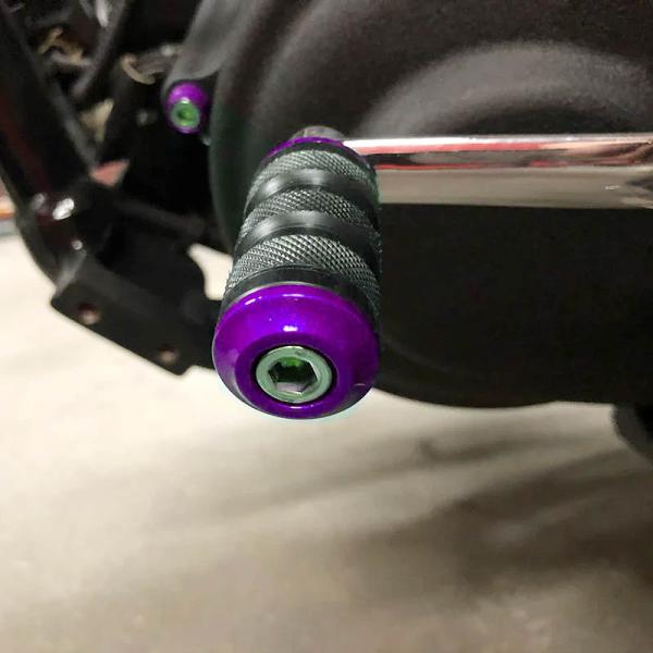 【商品説明】パープルアルマイト仕上げされたシフトペグ。●ビレットアルミニウム製の高品質なシフトペグ。●ペグの両端はパープルアルマイト仕上げで目を引くデザイン。●ローレット加工が施されており、滑りずらくなっています。●ハードウェアはステンレス...