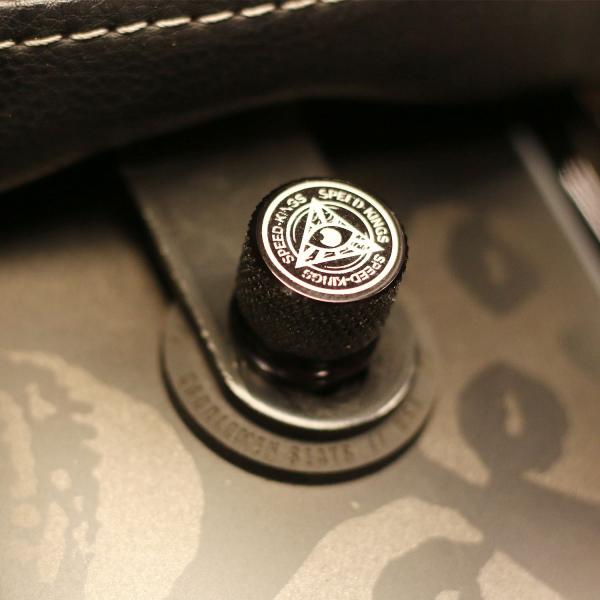 【適合】1997以降スポーツスターダイナソフテイルツーリング【商品説明】スタイリッシュなシートボルト。レーザー刻印加工で製作された高精度のメーカーロゴがデザインされています。アルマイト処理された高級感ある仕上がり。1/4-20サイズ。【カラ...