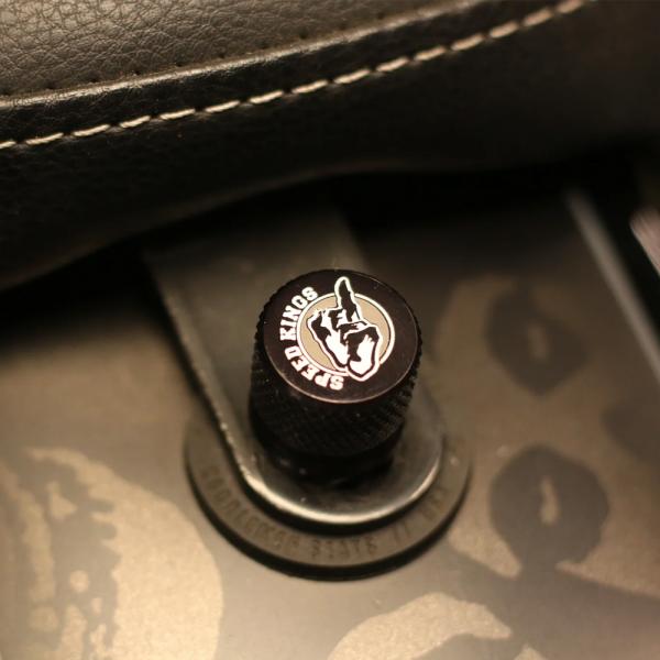 【適合】1997以降 スポーツスター、ダイナ、ソフテイル、ツーリング【商品説明】スタイリッシュなシートボルト。レーザー刻印加工で製作された高精度のデザインがされています。アルマイト処理された高級感ある仕上がり。1/4-20サイズ。【カラー】...