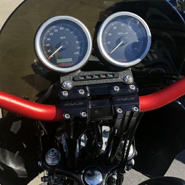 【適合】1973〜2017 ダイナ、FXR、FX1973〜2021 スポーツスター※ライザーマウント式のメーター装着車のみ可【商品説明】クラウスのアイソレーテッド・ライザーのトップクランプにメーターを装着するためのアダプターです。取付けは付...