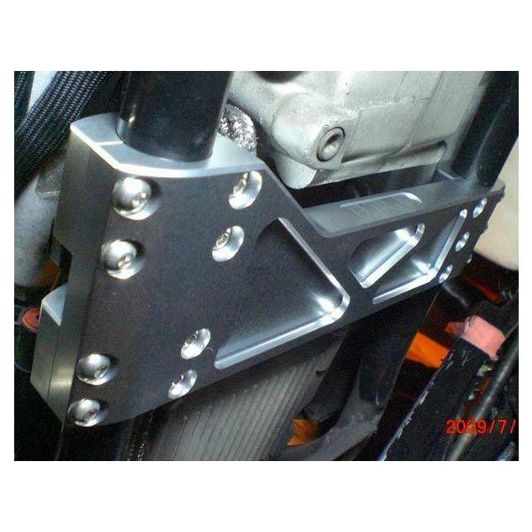 【適合】1999以降 ツーリング【商品説明】“TOURER BRACE”（ツアラーブレース）は、フレーム下部の剛性を各段にアップします。フレームのねじれを抑え、高速走行を安定化させます。ノーマルフレームは装備が多く車重もあるツアラーでハード...