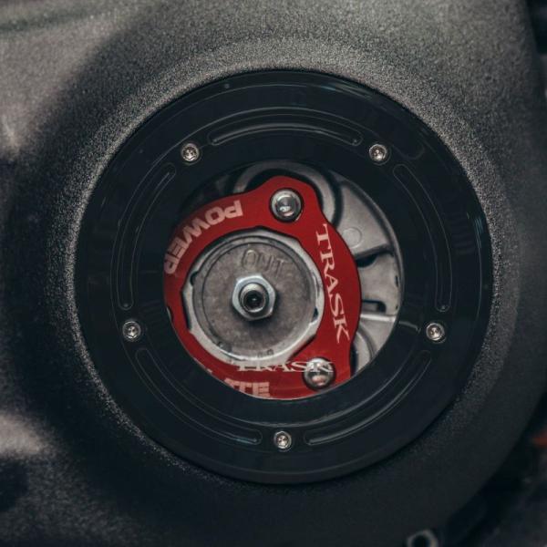 【適合】2019以降 ソフテイル2018 FLSB【商品説明】M8ソフテイル用 ダービーカバーです。＜特長＞●透明のポリカーボネイト製ウィンドーから内部のクラッチメカを覗くことが出来ます●本体は軽量、高強度の6061-T6ビレットアルミニウ...